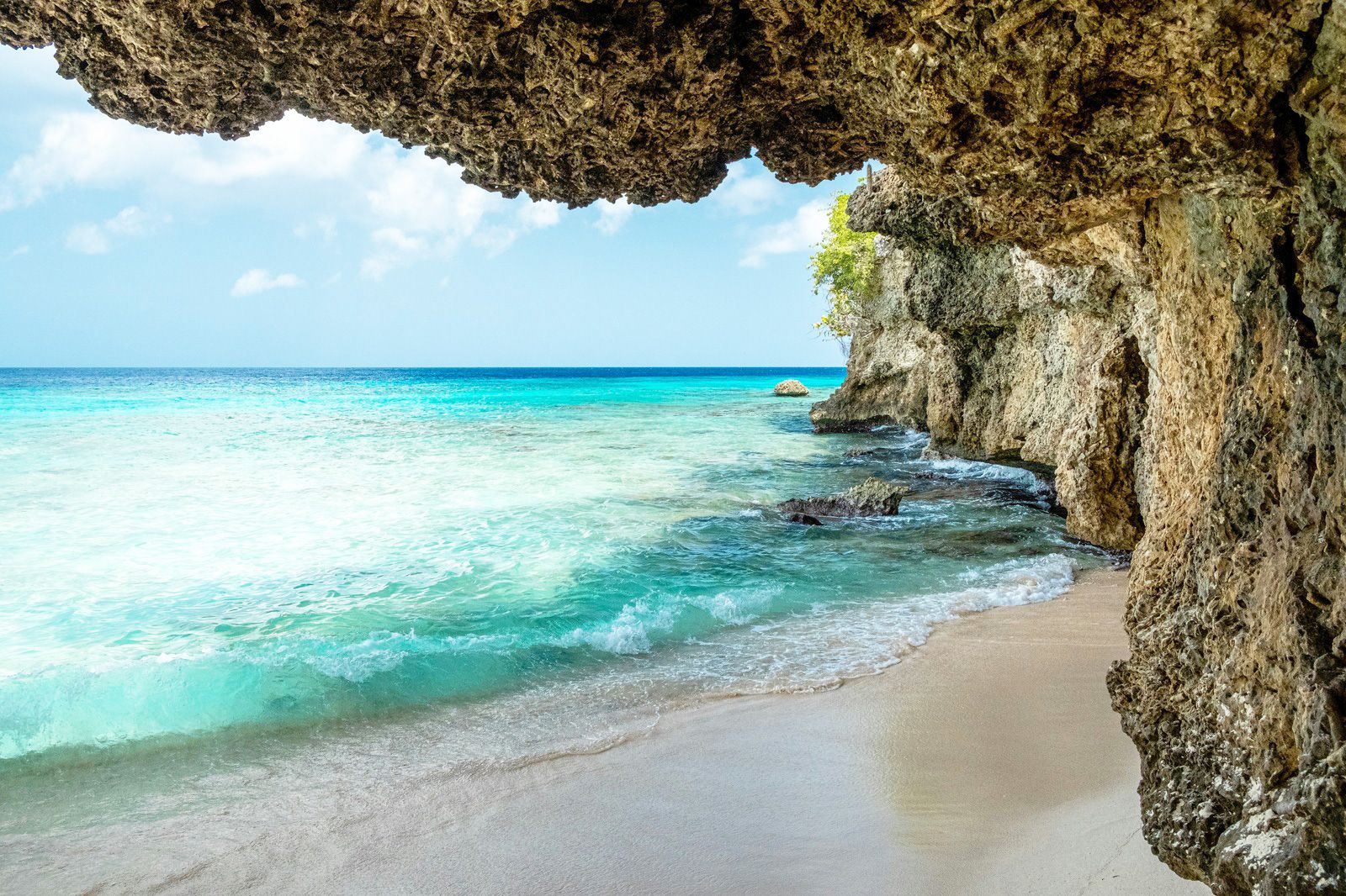 Stay connected with a Curacao eSIM | 5G | Multi-network coverage – WiNG